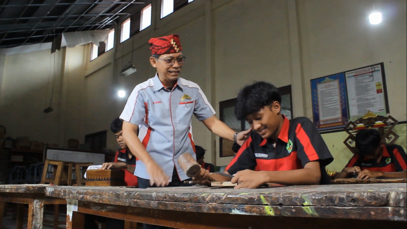 Selamet Si Pengrajin Kayu: Film Pendek Karya SMKN 5 Bandar Lampung ...